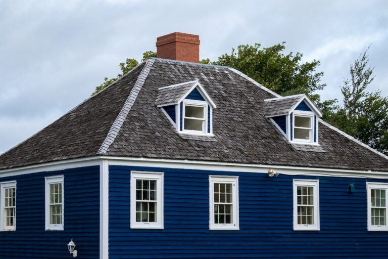 What Colors Go With Weathered Wood Shingles? (# Siding Options)